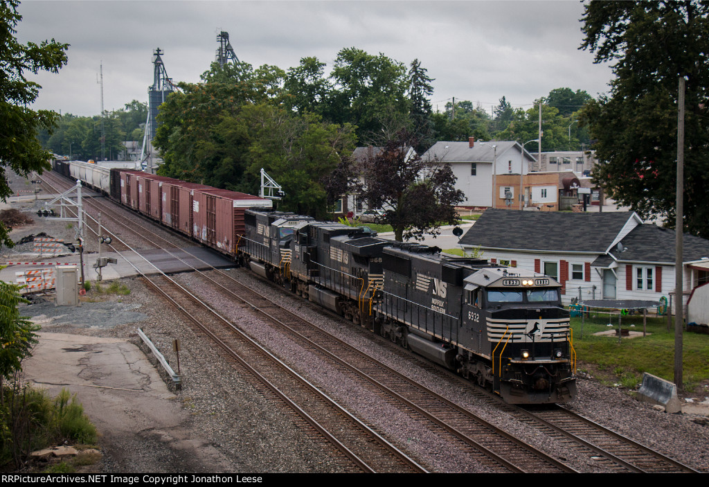 NS 6932 leads 311 off the Marion branch